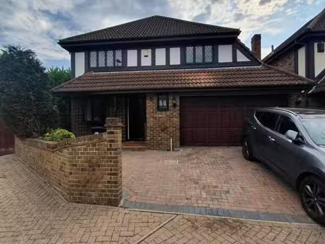 4 bedroom detached house for rent in Chadd Drive, Bromley, Ken.