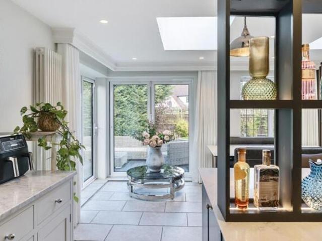4 bedroom detached house for rent in Chislehurst Road Petts Wood BR5