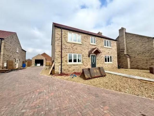 4 bedroom detached house for rent in Clementine Close, Townsen.