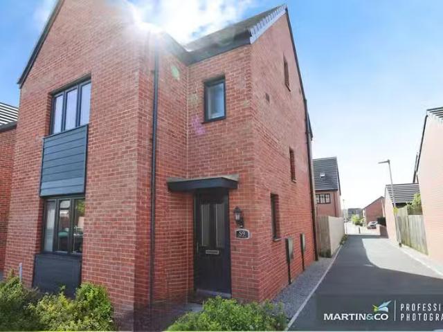 4 bedroom detached house for rent in Clos Thomas, St Edeyrns.