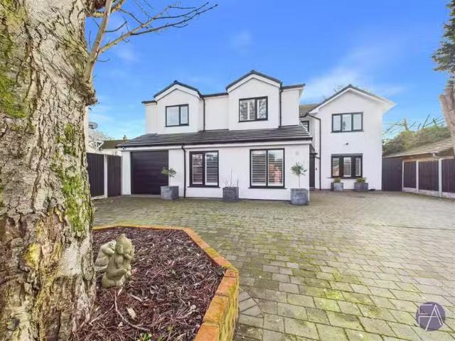 4 bedroom detached house for rent in Crescent Avenue, Formby.