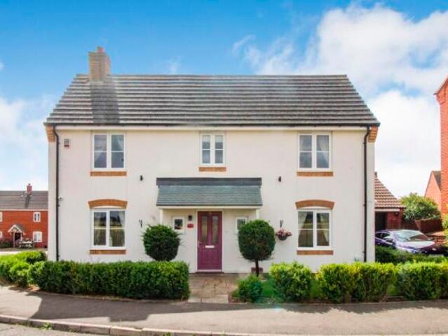4 bedroom detached house for rent in Crispin Drive, Bedford, MK41