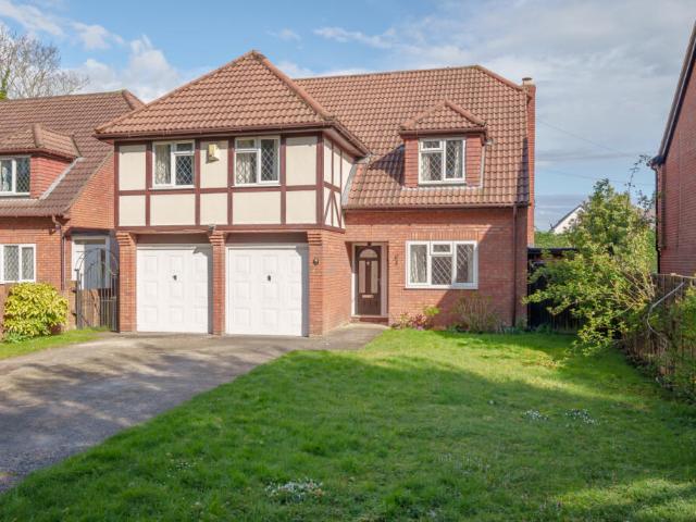 4 bedroom detached house for rent in Crossfield Close, Shinfield, Reading, Berkshire, RG2