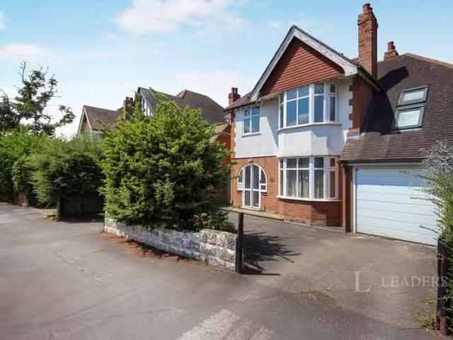 4 bedroom detached house for rent in Cubbington Road, Leamingt.