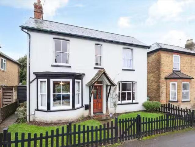 4 bedroom detached house for rent in Albany Road, Hersham, Wal.