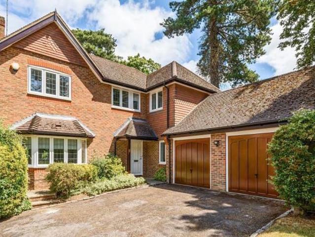 4 bedroom detached house for rent in Aldersey Road, Guildford, GU1