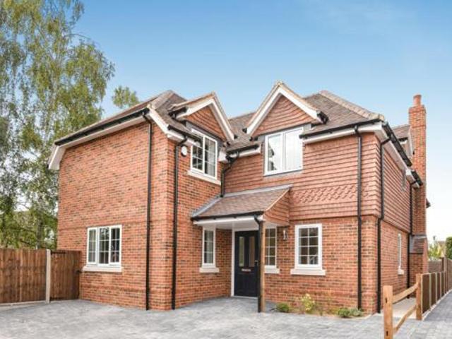 4 Bedroom Detached House For Rent In Aldershot, Surrey
