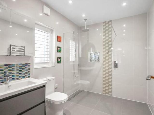 4 bedroom detached house for rent in Arundel Avenue, Epsom, KT17
