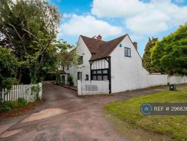 4 bedroom detached house for rent in Arlington Drive, Ruislip.