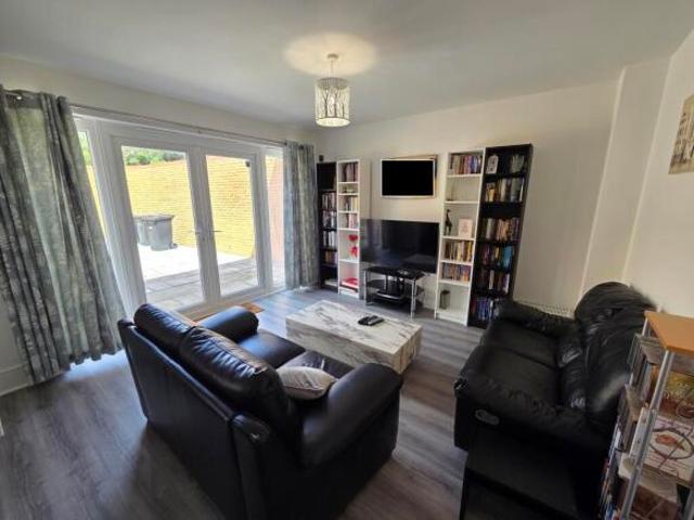 4 bedroom detached house for rent in Armstrong Road, LU2