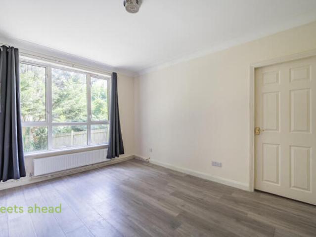 4 bedroom detached house for rent in Auckland Gardens, London, SE19