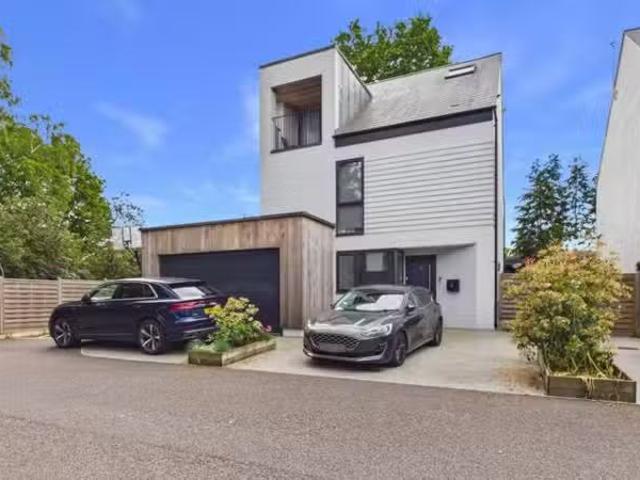 4 bedroom detached house for rent in Bagshot, GU19