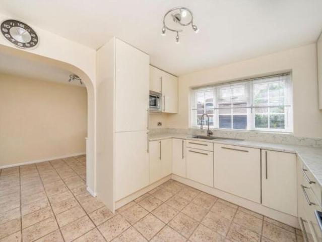 4 bedroom detached house for rent in Balmoral Way, Sutton, SM2