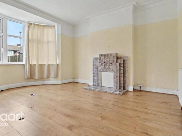 4 bedroom detached house for rent in Barley Lane, ILFORD, IG3