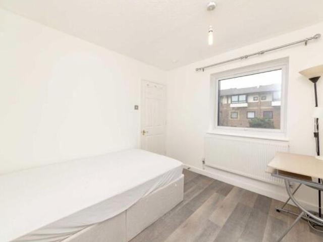 4 bedroom detached house for rent in Barnfield Place, Canary Wharf, E14