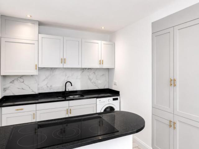 4 bedroom detached house for rent in Beverley Gardens, Worcester Park, KT4