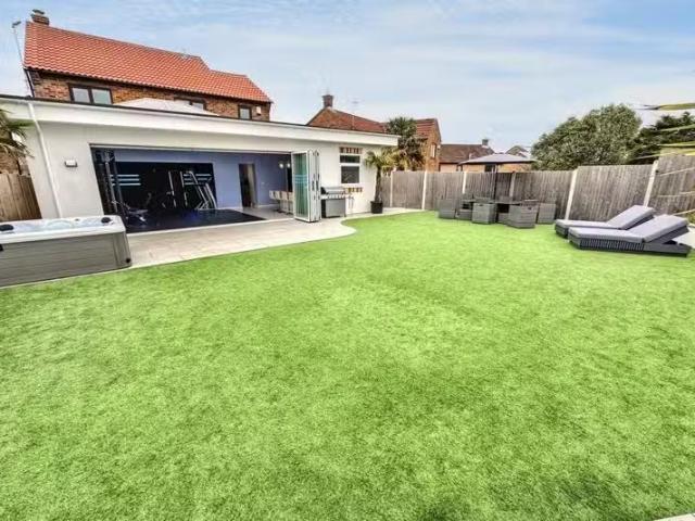 4 bedroom detached house for rent in Bearwood, BH11