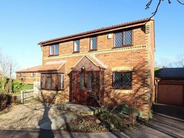 4 bedroom detached house for rent in Beckinsale Grove Crownhill Milton Keynes Buckinghamshire MK