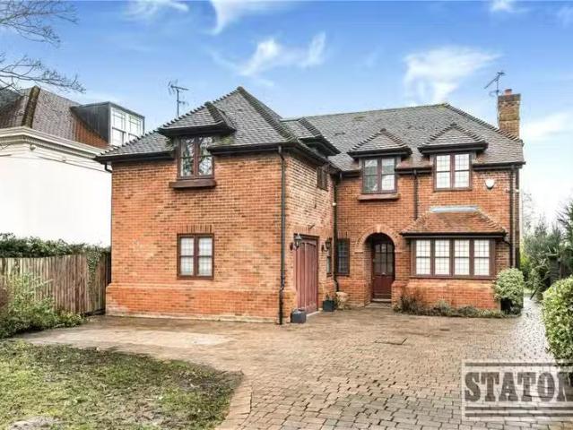 4 bedroom detached house for rent in Beech Hill, Hadley Wood.
