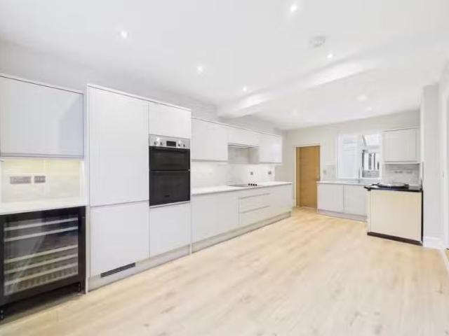 4 bedroom detached house for rent in birdshut Lane, Melbourne.