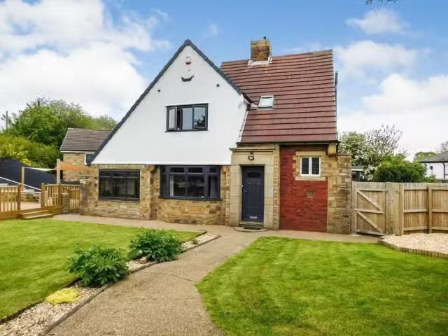 4 bedroom detached house for rent in Birkenshaw Lane, Birkensh.