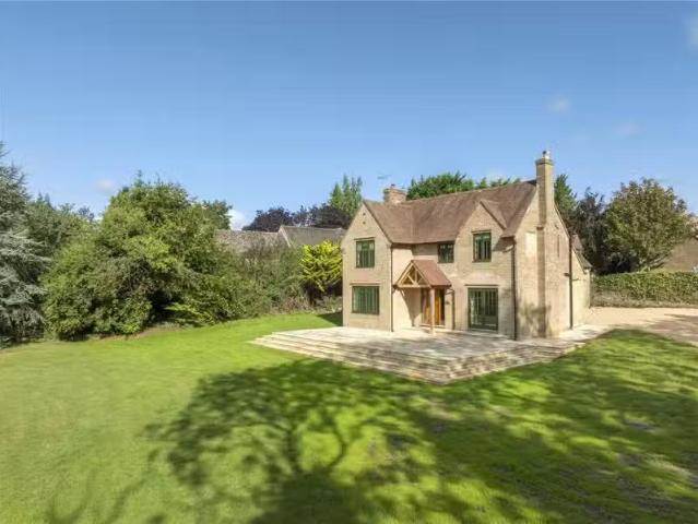 4 bedroom detached house for rent in Bledington Road, Stow On.