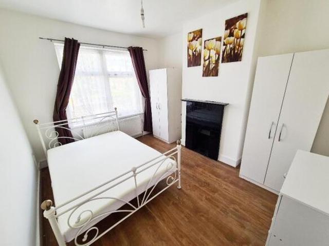 4 bedroom detached house for rent in Brancaster Road, London, E12