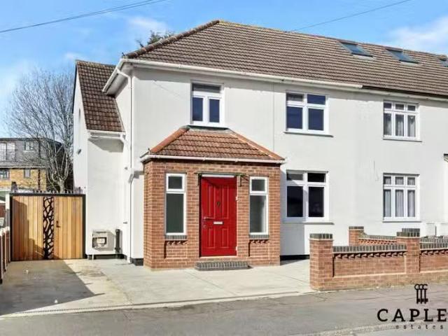 4 bedroom detached house for rent in Brocket Way, Chigwell, IG7