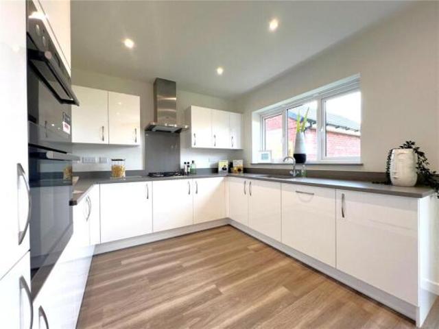 4 bedroom detached house for rent in Brooklime Road, Warwick, Warwickshire, CV34