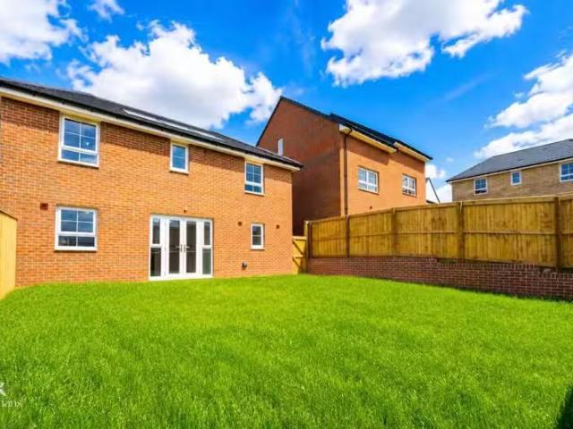 4 bedroom detached house for rent in Burdock Pass, Feniscowles.