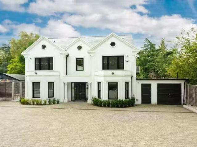 4 bedroom detached house for rent in Byfleet Road, Cobham, Sur.