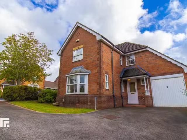 4 bedroom detached house for rent in Gateside Close, Pontprenn.