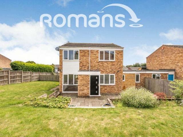 4 bedroom detached house for rent in Galsworthy Drive, Caversham, Reading, RG4