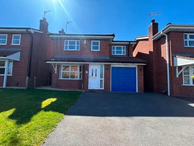 4 bedroom detached house for rent in Glendon Way, Dorridge, B9.