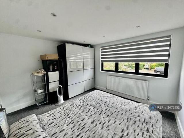 4 bedroom detached house for rent in Grange Road, Bushey, WD23
