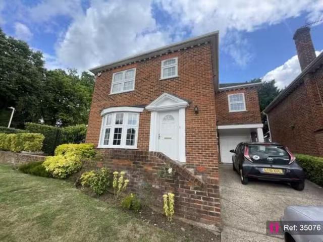 4 bedroom detached house for rent in Greenheys Close, HA6