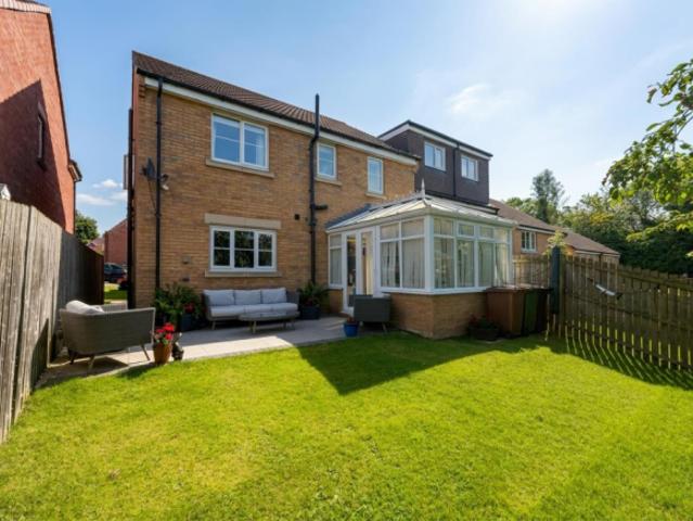 4 bedroom detached house for rent in Greenlea Close, Yeadon, Leeds, LS19