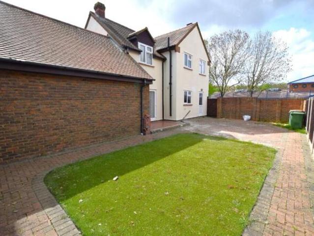 4 bedroom detached house for rent in Dove Approach, London, E6