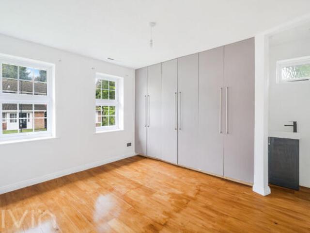4 bedroom detached house for rent in Dornford Gardens, Coulsdon, CR5