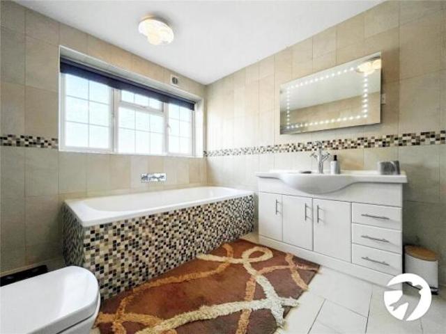 4 bedroom detached house for rent in Dargets Road, Chatham, Kent, ME5