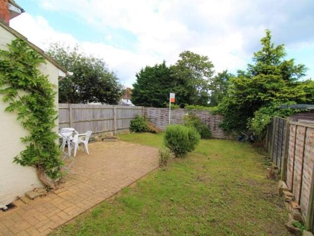 4 bedroom detached house for rent in Deerbarn Road, Guildford, GU2