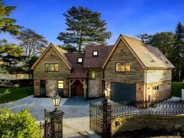 4 bedroom detached house for rent in Drop Lane, Bricket Wood.