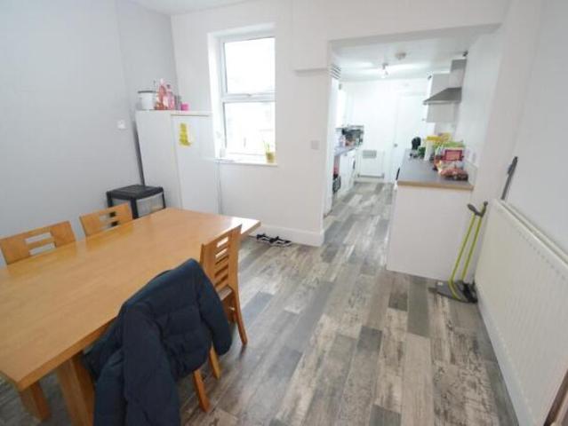 4 bedroom detached house for rent in Dunkirk Road, Nottingham, NG7