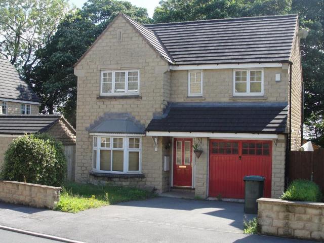 4 bedroom detached house for rent in Dunnock Avenue, Bradford, BD6