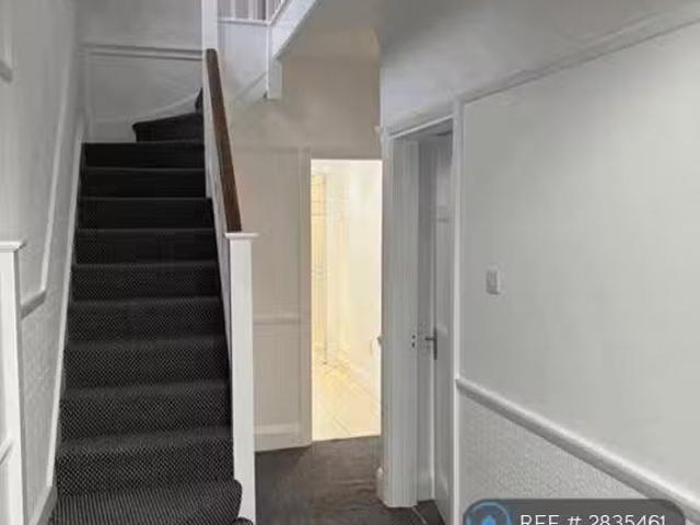 4 bedroom detached house for rent in Eaton Road, Enfield, EN1