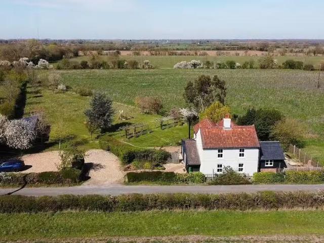 4 bedroom detached house for rent in East End Road, Stonham As.