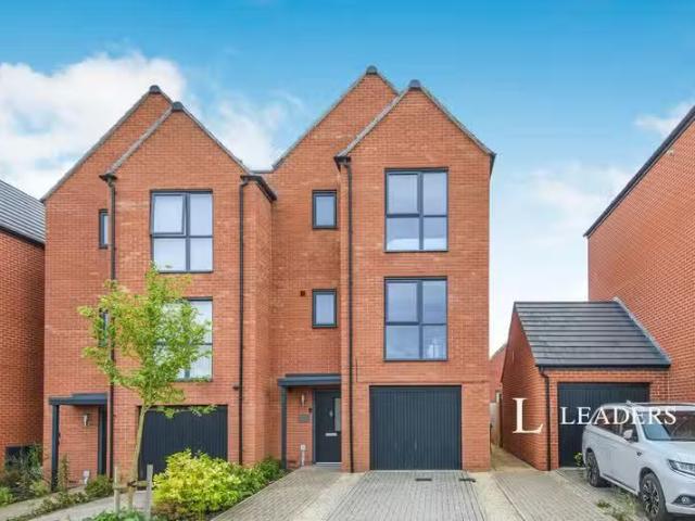 4 bedroom detached house for rent in Etteridge Drive, DE22