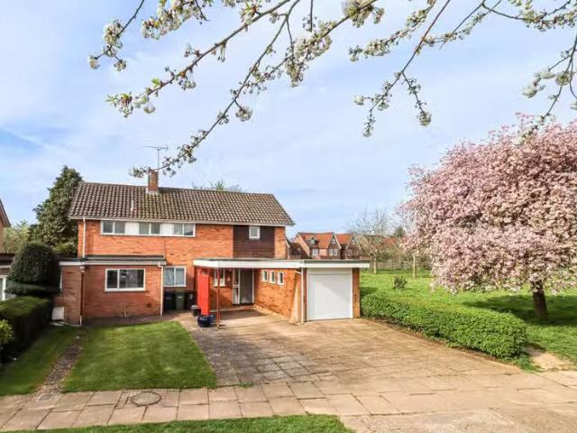 4 bedroom detached house for rent in Foxcroft, St. Albans, AL1