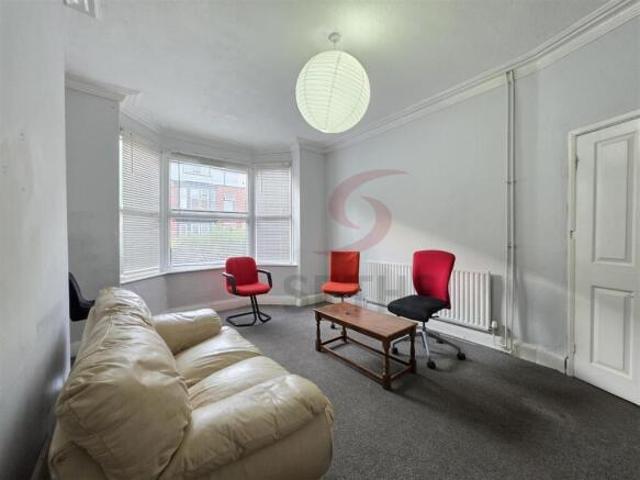 4 bedroom detached house for rent in Fosse Road South, Leicester, LE3
