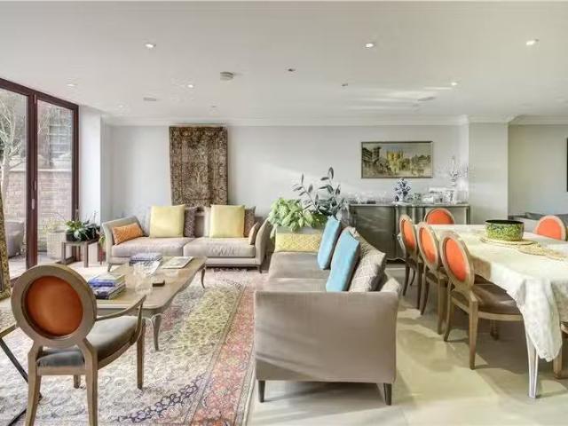 4 bedroom detached house for rent in Fitzgeorge Avenue, KT3